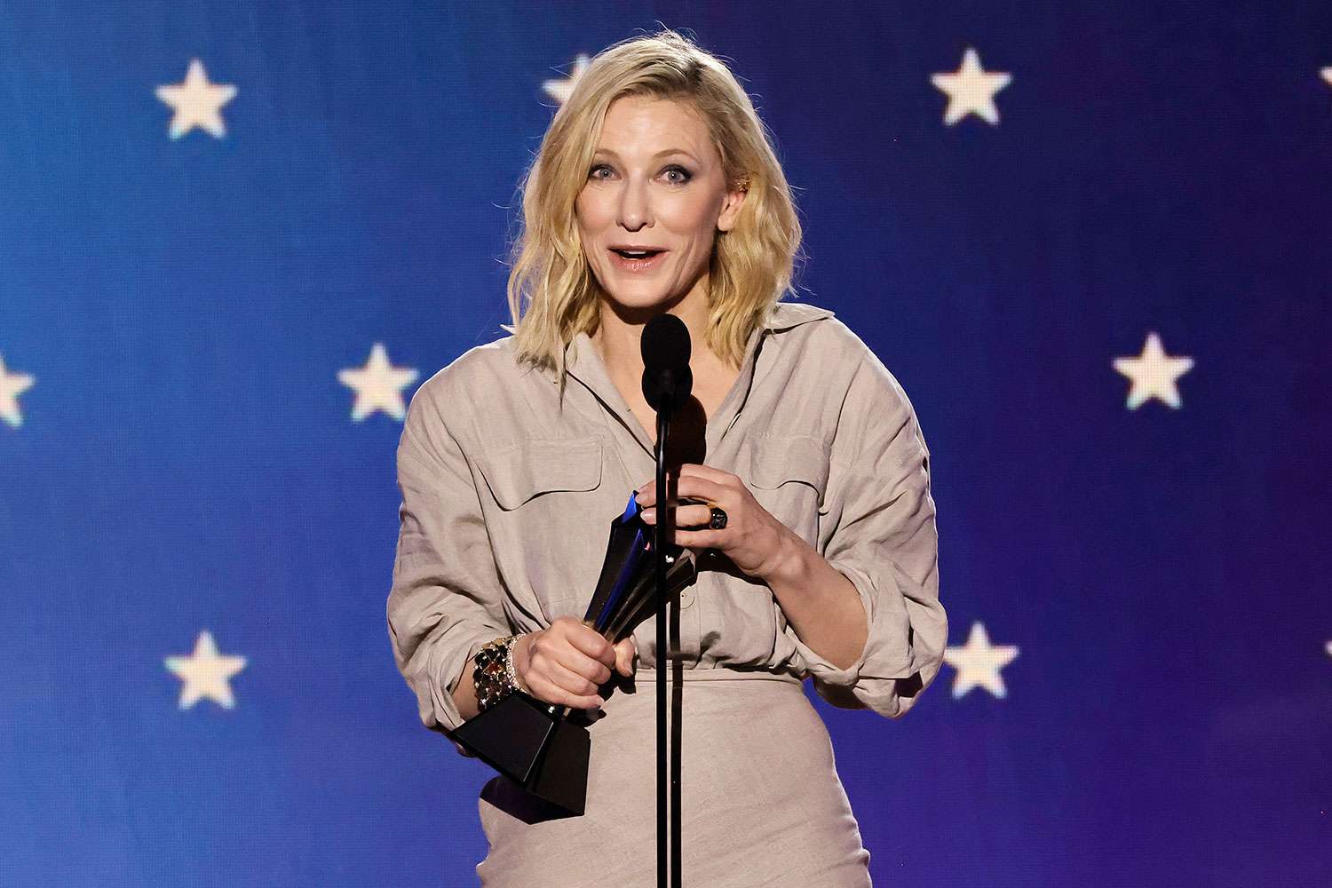 "Everything Everywhere All at Once" triunfa en los Critics Choice ...